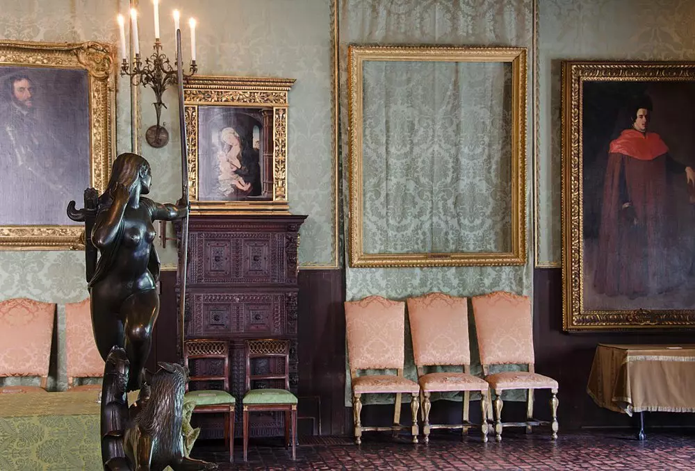 1024px-Empty_Frames_at_Isabella_Stewart_Gardner_Museum.jpg