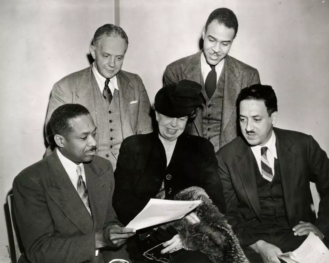 Thurgood Marshall Eleanor Rooseveltin ja NAACP:n jäsenten kanssa