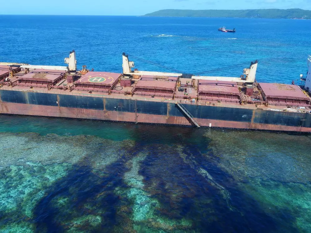 Devèsman lwil oliv ki dire yon mwa nan Zile Salomon yo menase pi gwo atòl Coral Reef nan mond lan.