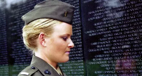 Lieutenant Elle Helmer, US Marine Corps, sa Vietnam War Memorial