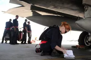 Airman 1st Class Jessica Hinves, US Air Force. Sama nila Cioca, Helmer, ug Sewell, biktima siya sa seksuwal nga pag-atake.