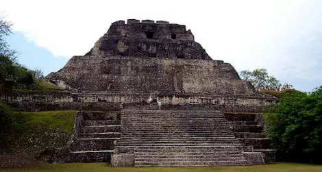 Mayan Pyramid Yarimbuwe Kubona Urutare Umushinga Wumuhanda