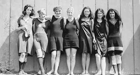 Tujuh perenang wanita di Tidal Basin di Washington, D.C., 1920