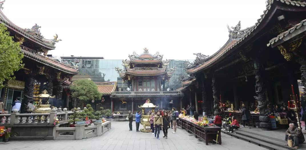 Stap binnen in de beroemde Longshan-tempel in Taiwan 33344_24