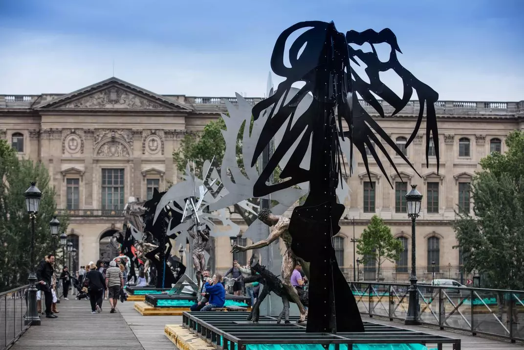 Parīzes ikoniskajā “Love Locks” tiltā tagad atrodas rāpojošas statujas