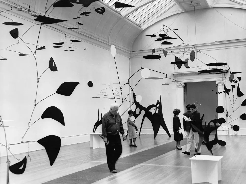 Alexander Calder o sheba tse ling tsa mehala ea hae nakong ea pontšo ea 1962 ea mosebetsi oa hae Tate London