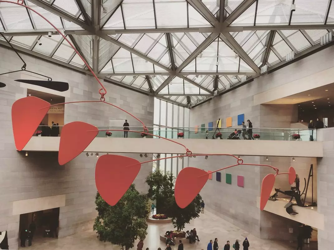 Usa ka Calder mobile sa main hall sa National Gallery of Art's East Building