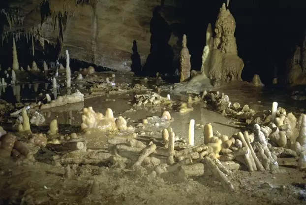 I-Neanderthals Yakha Izindingilizi Ezingaqondakali ze-Stalagmite