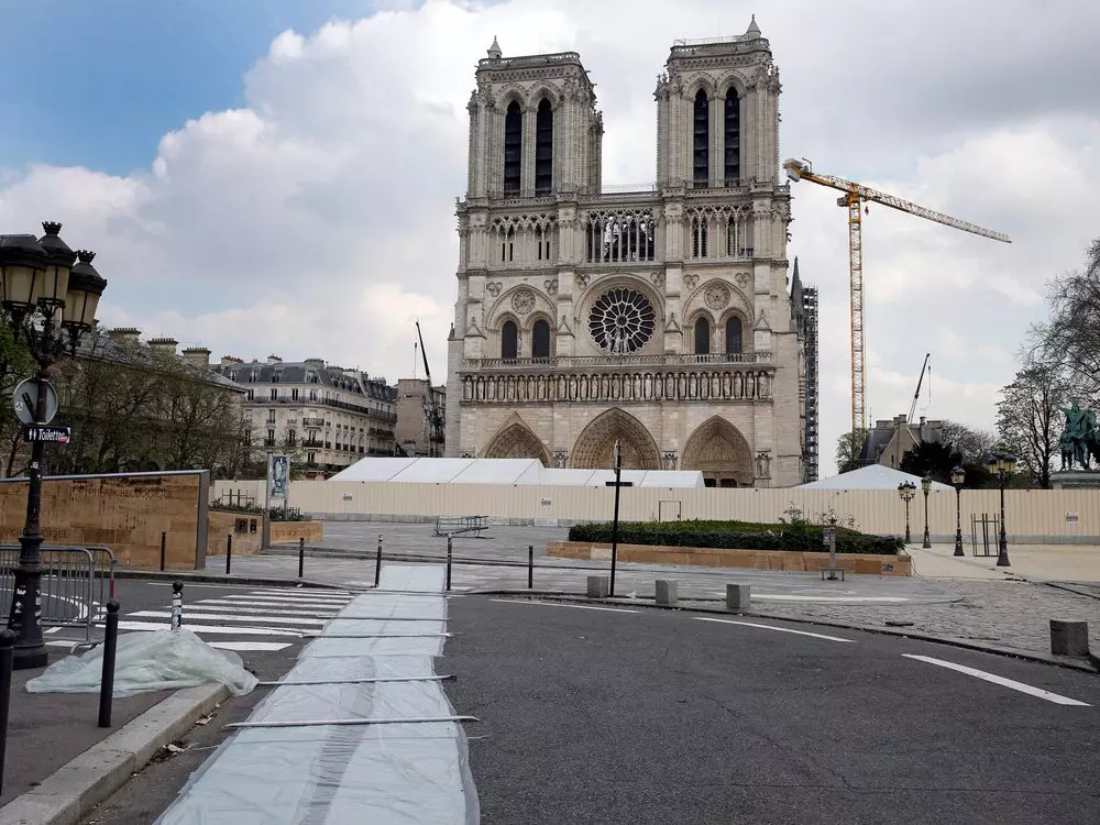 La restauración de Notre-Dame se detiene en medio del cierre de dos semanas en Francia