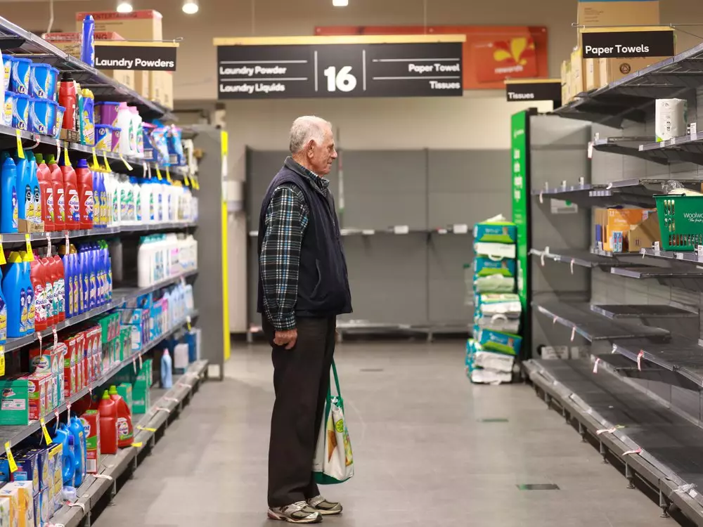 Un senior care face cumpărături la un supermarket Woolworths din Canberra, Australia