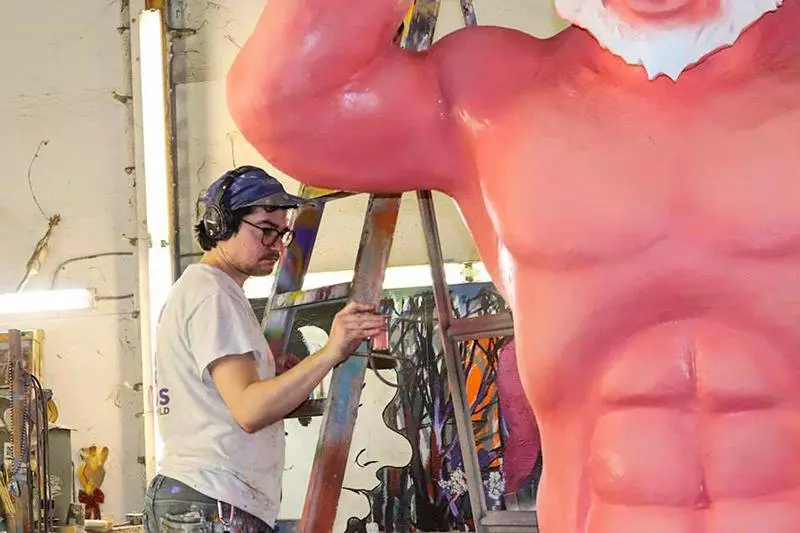 Peek Inside the Workshop Wou Mardi Gras Floats gemaach ginn