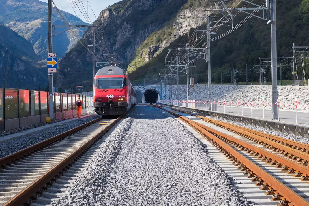 อุโมงค์รถไฟที่ยาวและลึกที่สุดในโลกกำลังจะเปิด 33611_1