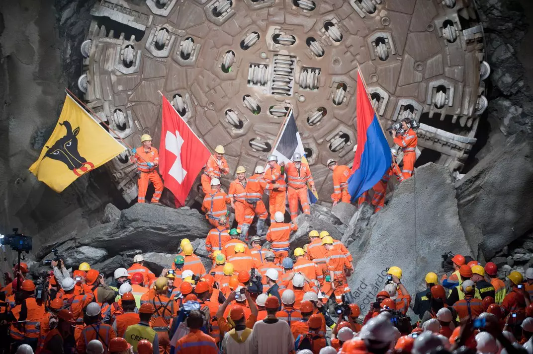 Cel mai lung și mai adânc tunel de tren din lume este pe cale să se deschidă 33611_2