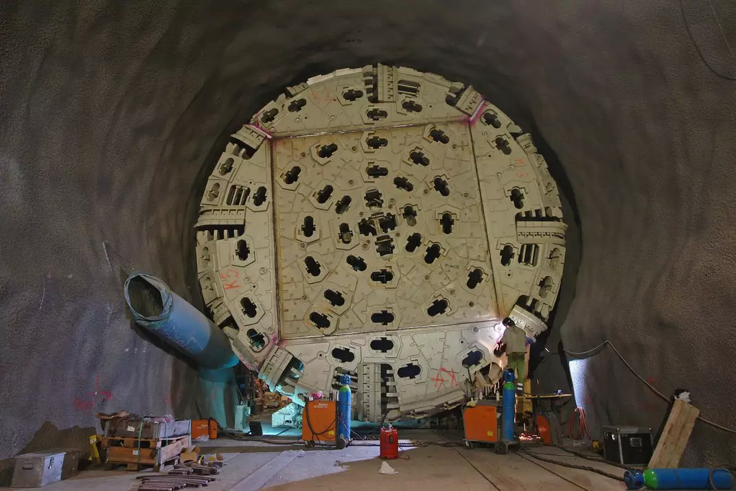 Il tunnel ferroviario più lungo e profondo del mondo sta per aprire 33611_4