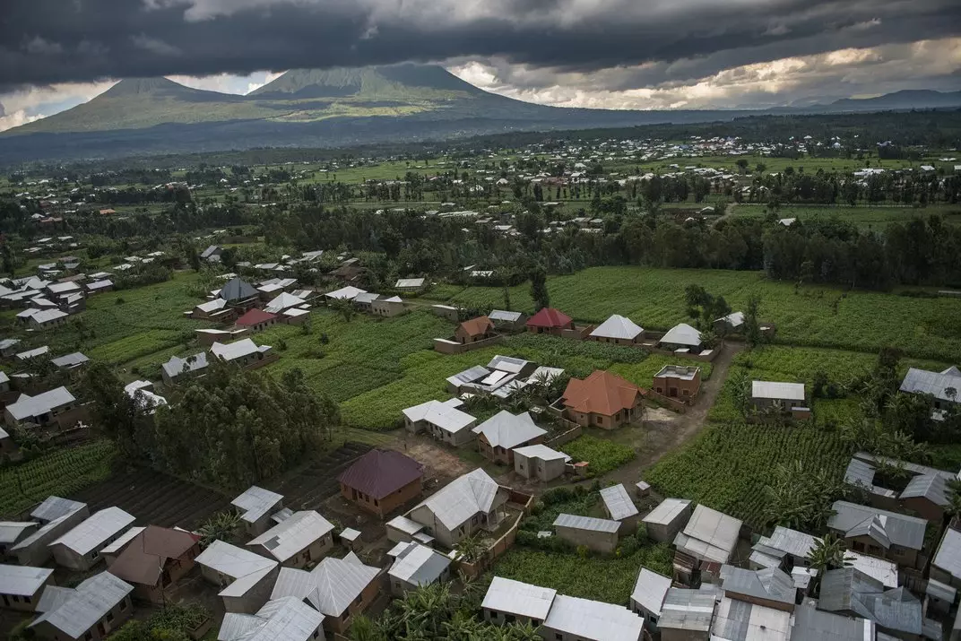 Aldeia à beira do Parque Nacional dos Vulcões em Ruanda