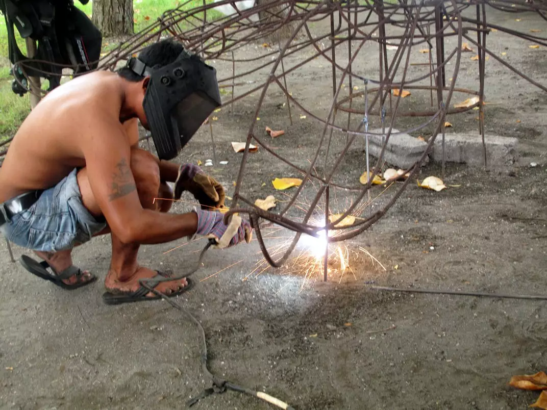 Kini nga Coral Restoration Technique Mao ang 'Electrifying' sa Balinese Village