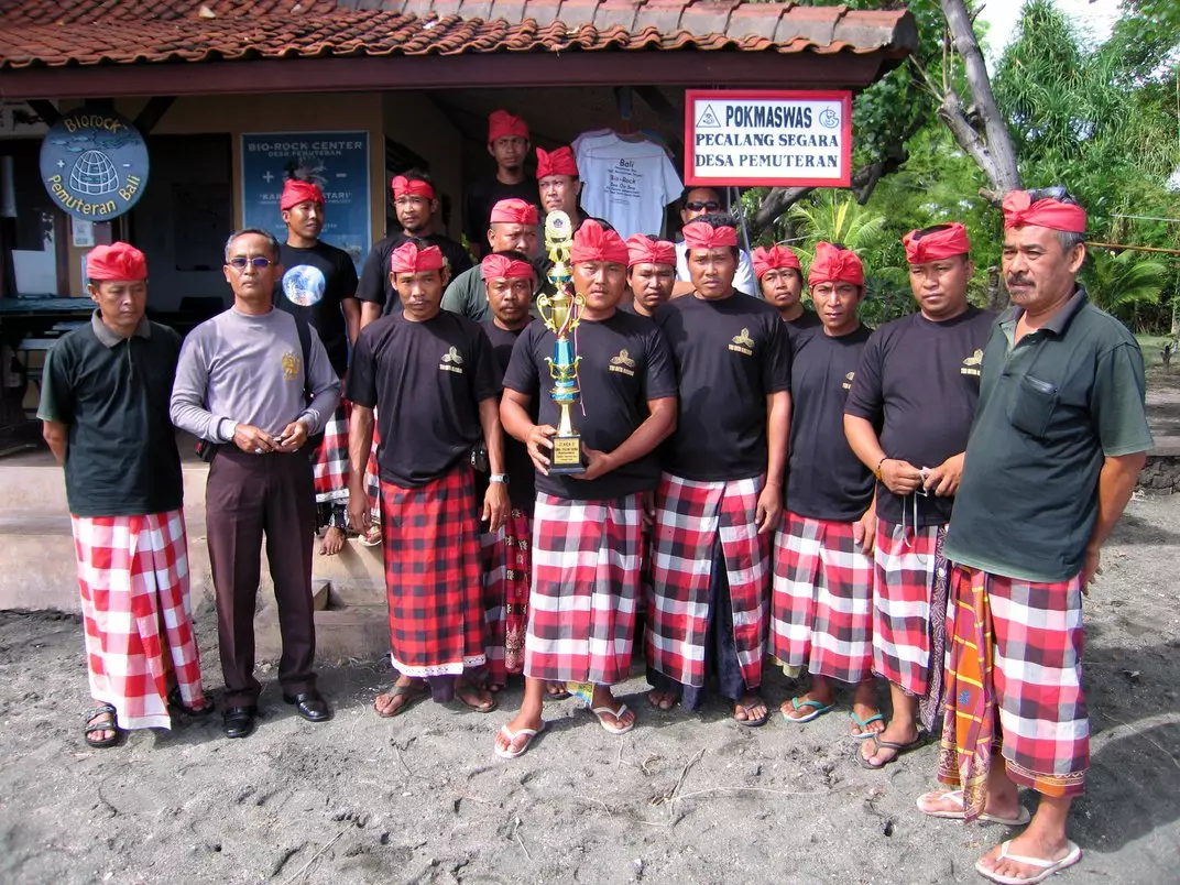 Imọ-ẹrọ Imupadabọ Coral yii Jẹ 'Electrifying' Abule Balinese kan