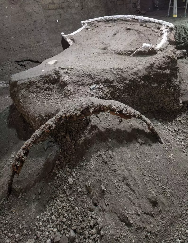 'Wonderbaarlijk' goed bewaarde ceremoniële strijdwagen gevonden in villa buiten Pompeii 33684_3