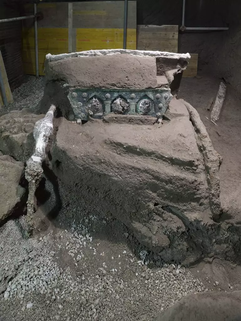 'Mimilagro' Maayo nga Napreserbar nga Ceremonial Chariot nga Nakit-an sa Villa Gawas sa Pompeii 33684_4