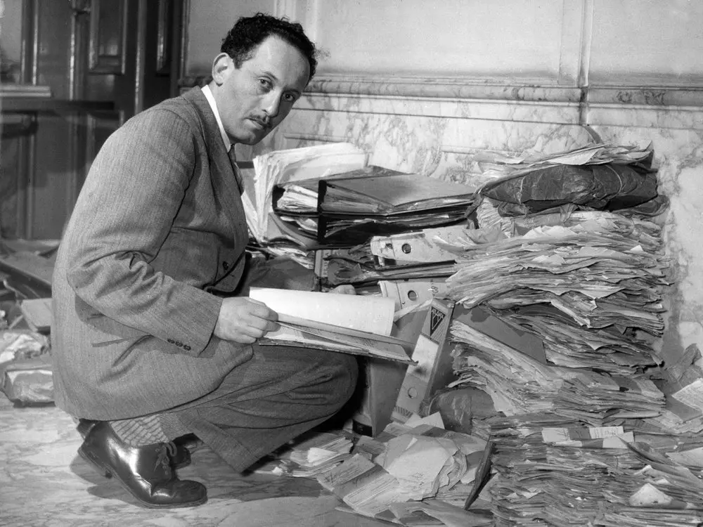 Louis de Jong, fondateur du NIOD examinant des documents sur l'Holocauste d'après-guerre, © Nationaal Archief Collection Spaarnestad Photo.jpg
