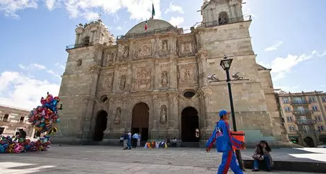 Zocalo Oaxacassa, Meksikossa, korttelin päässä Hotel Las Golondrinasista