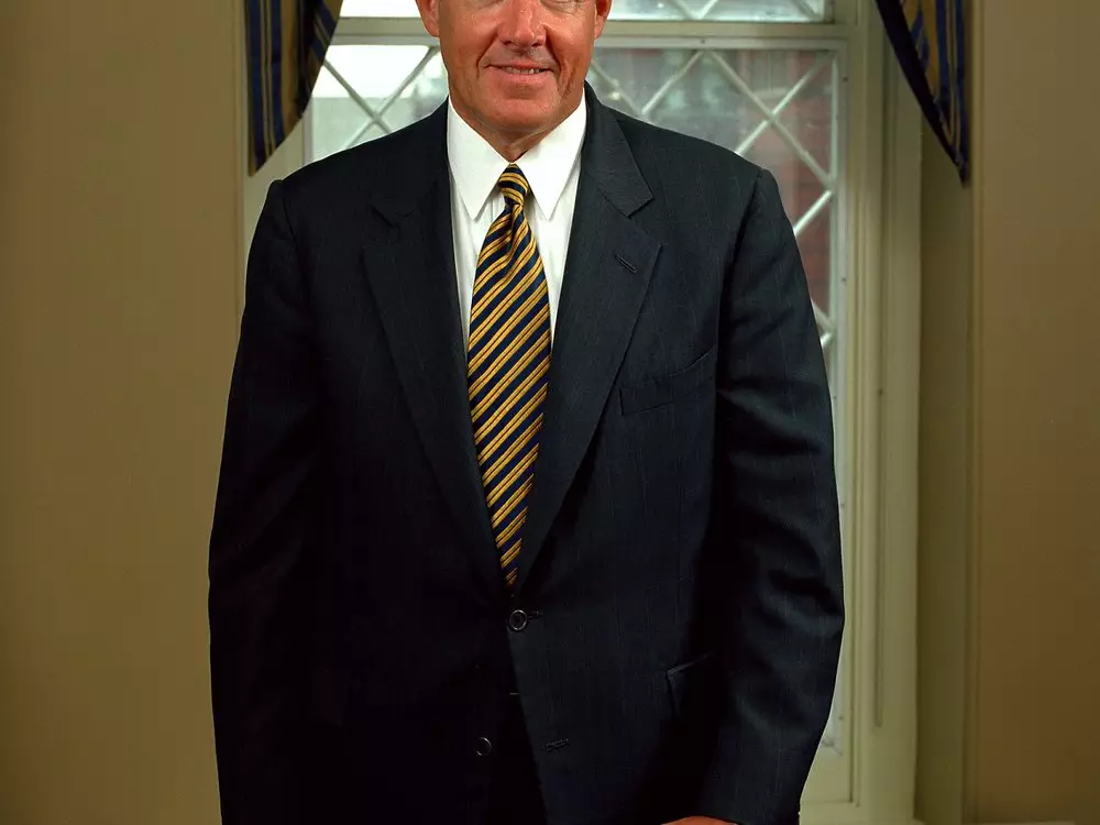 Sekretaris Lawrence M. Small