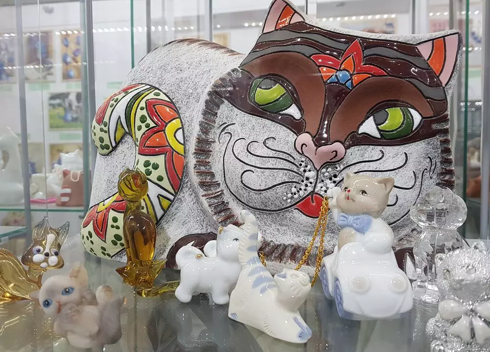 El único museo de gatos de Polonia exhibe la colección privada de baratijas de una pareja