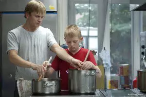 Жереми Рение и Томас Дорет в „Хлапето с колело“.