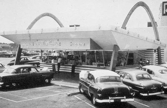 Downey, California'da Googie tarzı McDonald's (1953)