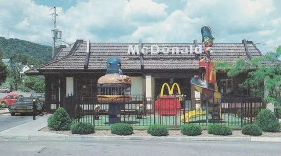 Mansard-roofed McDonald's yn Corning, New York (1985)
