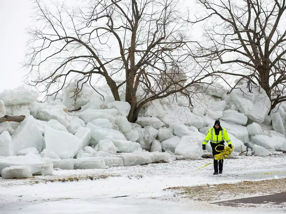 Furiozaj Ventoj kondukas al "Glaciaj Cunamoj" Laŭ Lago Erie