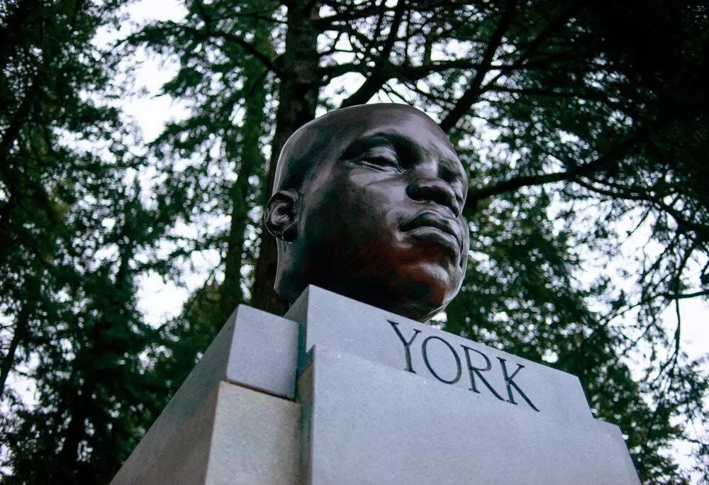 Artista anonimoak Bust of York, Lewis eta Clark lagundu zuen esploratzaile esklaboa instalatu du Portland Park-en