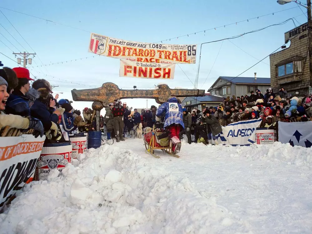 Seistes silmitsi lumetormide ja õnnetustega, jäi Iditarodi esimene naistšempion Libby mõistatused püsima