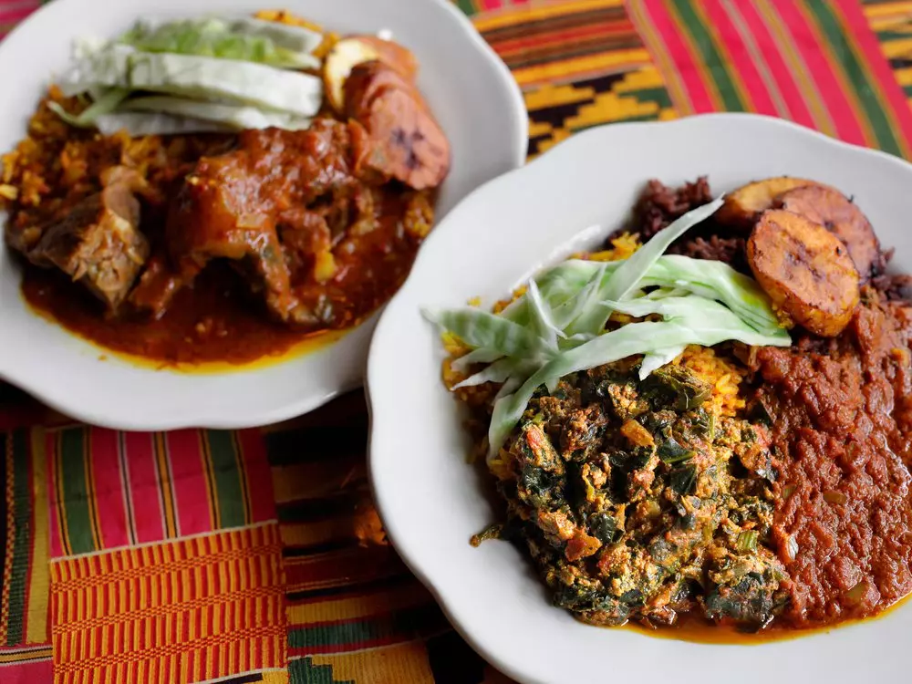 Zelenjavni vzorčni krožnik z rižem Wakye in grahom, rižem Jollof, špinačo z Egusi (melonovim semenom) v enolončnici na osnovi paradižnika