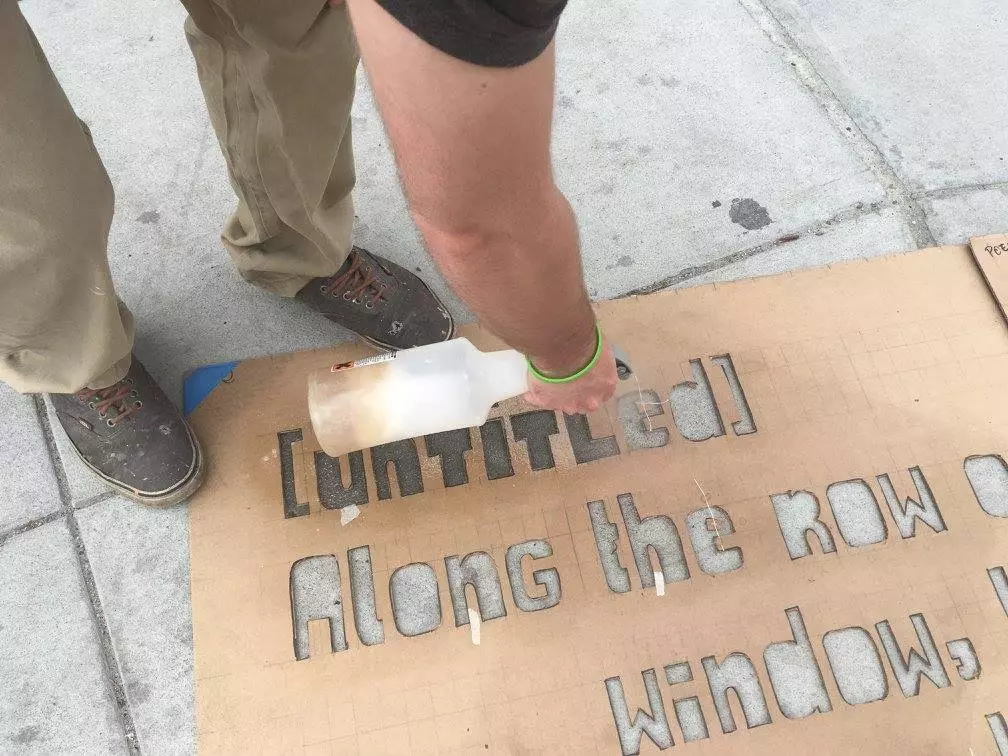 Nuair a bhíonn sé báistí i mBostún, Nochtann na Sidewalks Filíocht 33965_3