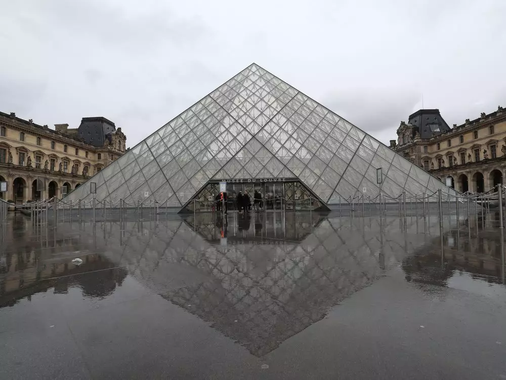 Barxadda Louvre ee cidla ah