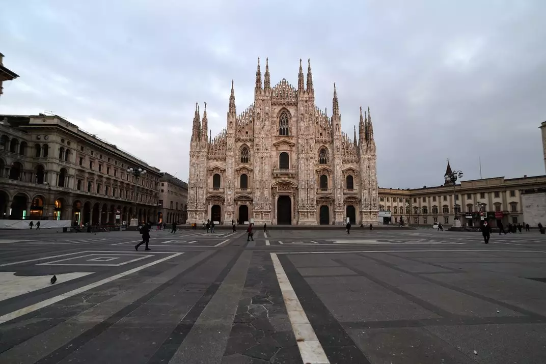 Fagaare faaruq ah oo ku yaal afaafka hore ee Cathedral Milan