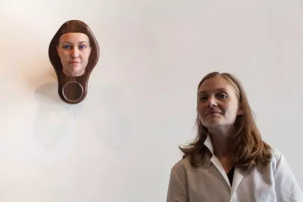 Kunstner Heather Dewey-Hagborg og hendes DNA-afledte selvportræt.