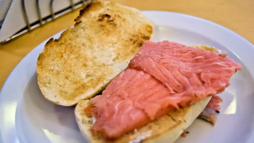 bocadillo de salmón afumado