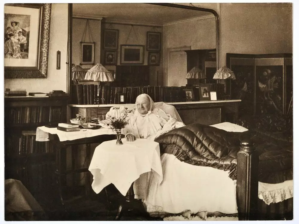 Florence Nightingale in bed in South Street in 1906, 86 jaar oud