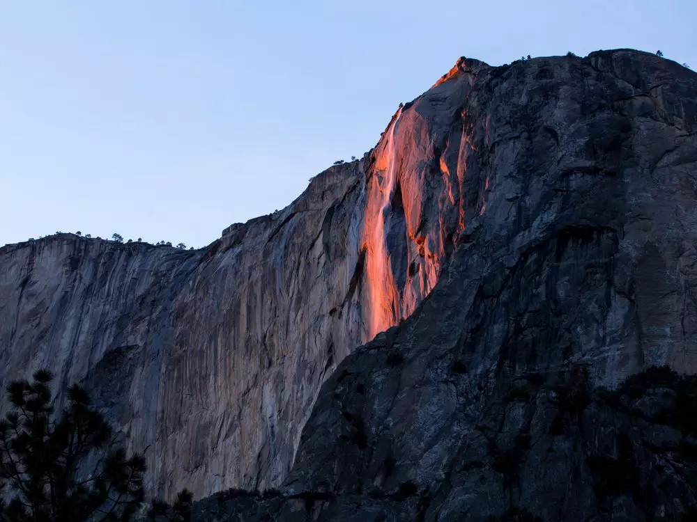 Dem Yosemite säi "Firefall" Natural Wonder beliicht El Capitan bis Enn Februar