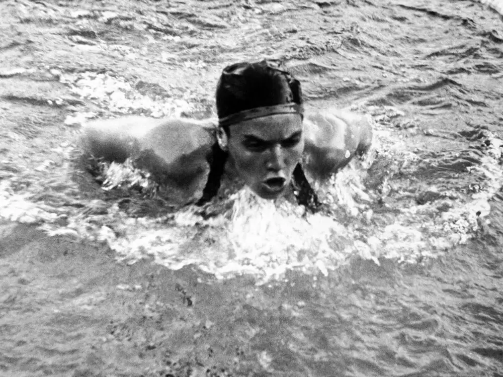 Ева Секели плива на 200 метри градно на Олимпијадата