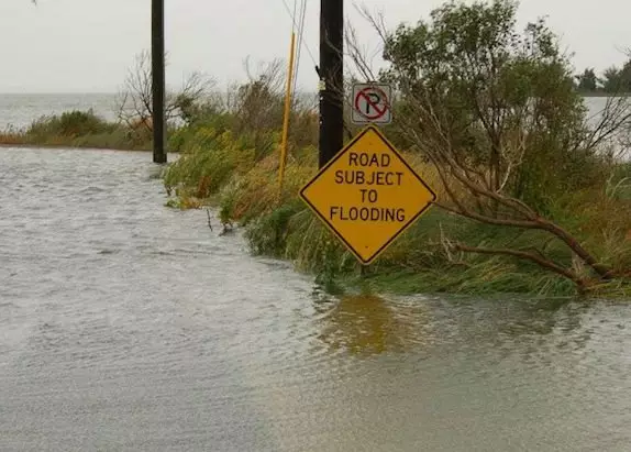 Uraganul Sandy a vărsat 11 miliarde de galoane de ape uzate