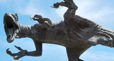 'n Hoogskoppende Utahraptor buite die College of Eastern Utah se Prehistoriese Museum in Price