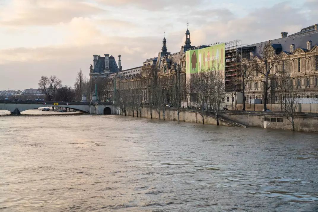 Tondra-drano ny Reniranon'i Seine akaikin'i Louvre