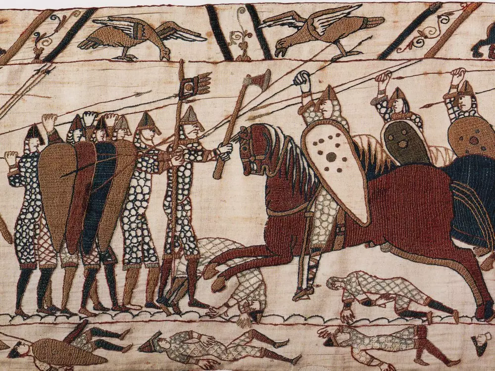 バイユーのタペストリーのシーン52の一部。これは、マウントされたノルマン人がアングロサクソン歩兵を攻撃しているところを表しています。