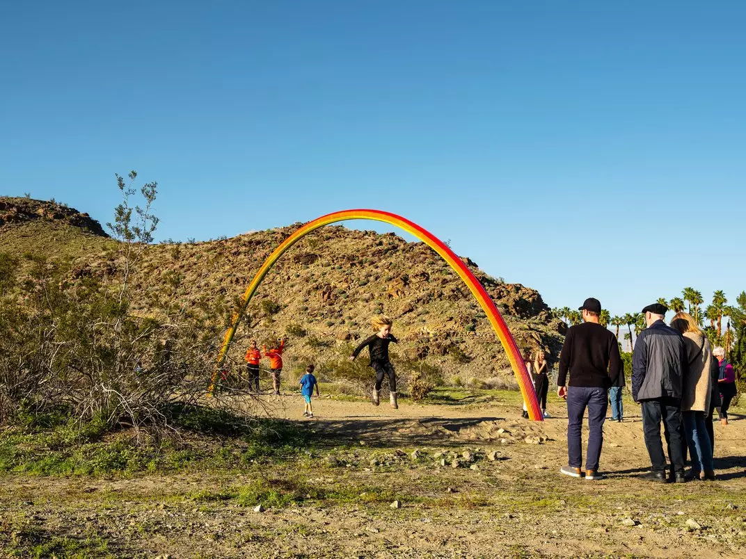 Deze buitententoonstelling brengt kunst naar een woestijn in Californië 34340_12