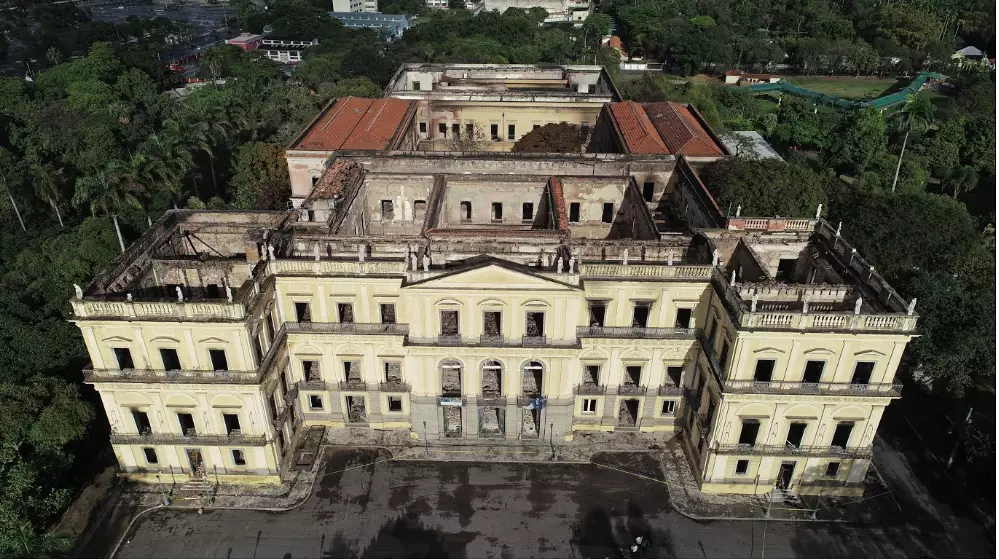 Mokabat sa 2,000 ka Artifact ang Naluwas Gikan sa Kagun-oban sa National Museum Fire sa Brazil