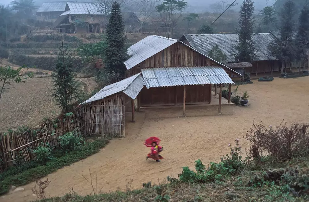 E Veteran geet zréck a Vietnam, fotograféiert d'Land a kënnt zu Fridden mat senger Krichserfahrung