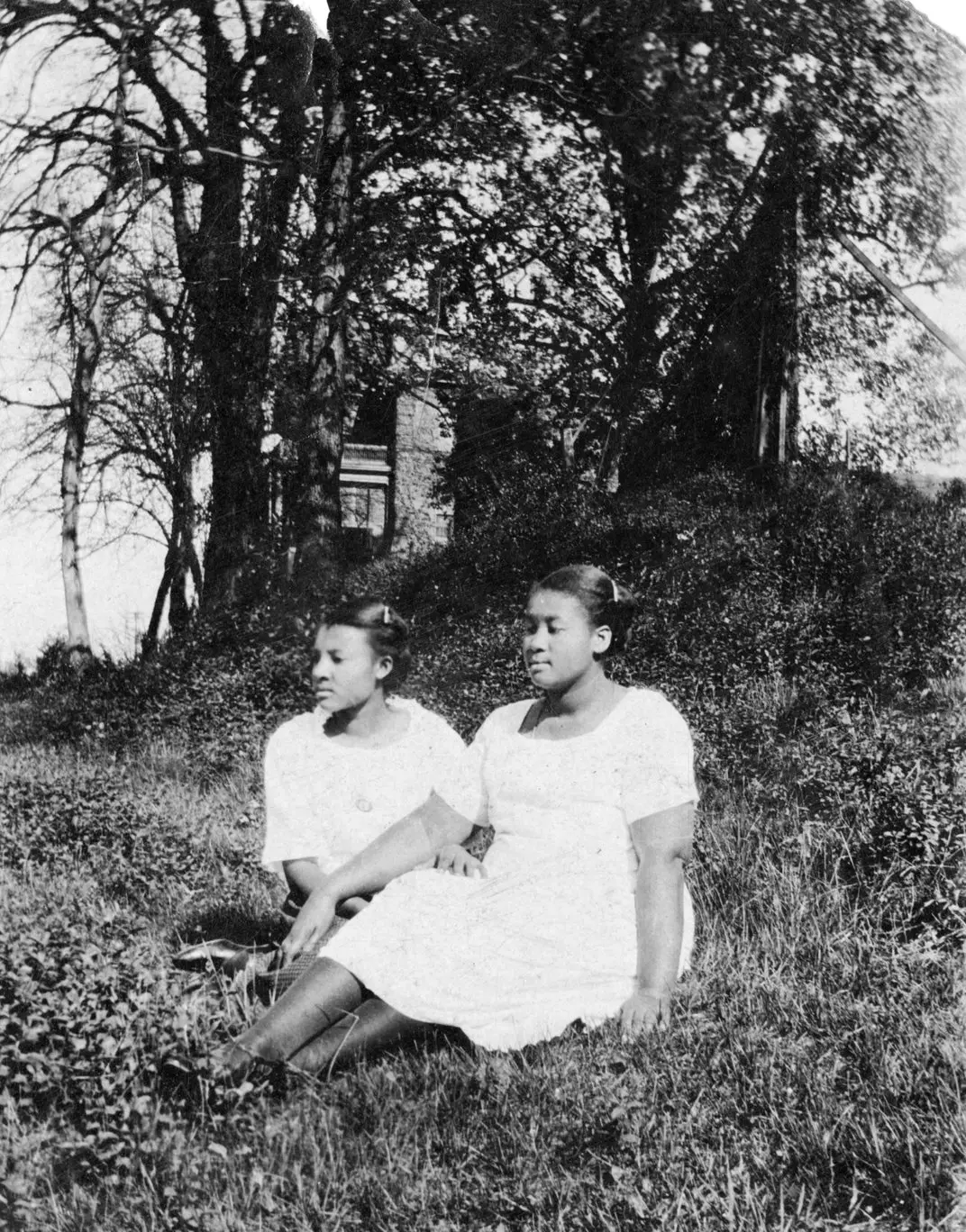 युवा लड़कियों के रूप में रोबर्टा जी. थॉमस और फ्लौरेंस सेंगस्टैक